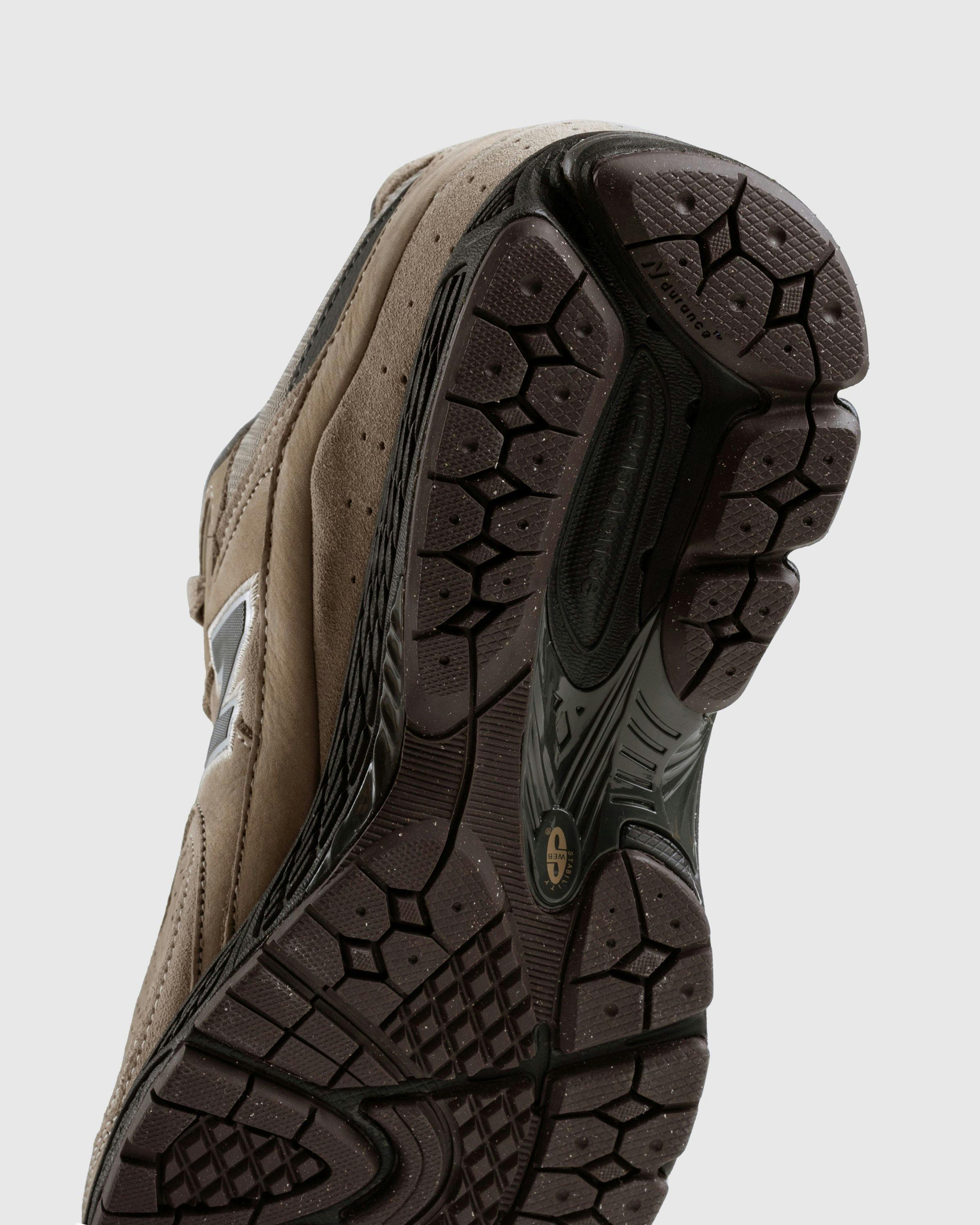 New Balance – M 2002 REG Driftwood | Highsnobiety Shop