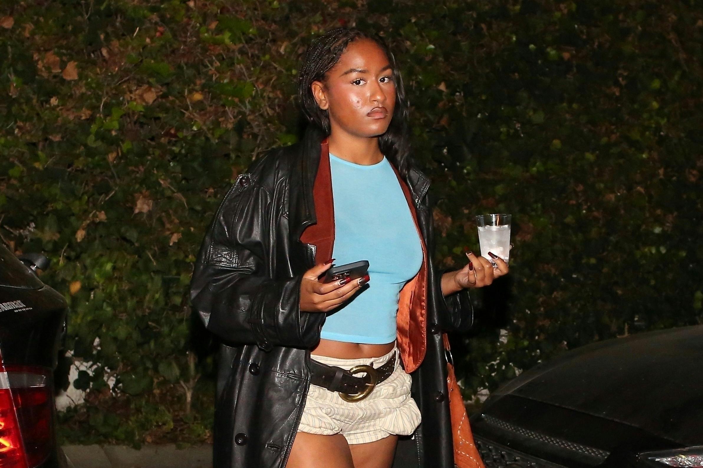 Sasha Obama Samhain 2024 Malia And Sasha Obama Wear Coordinated