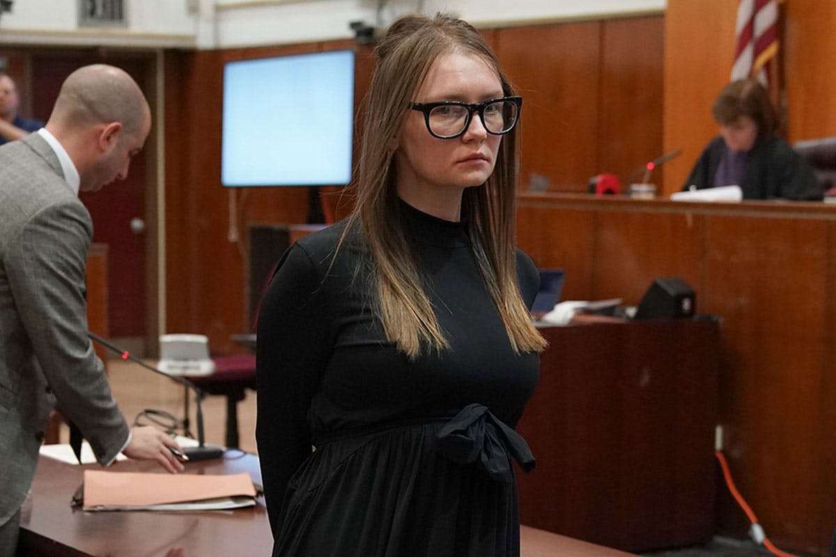 Scammer Halloween Costume: Anna Delvey, Elizabeth Holmes