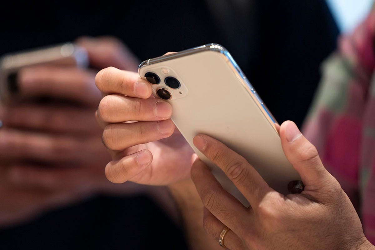 Apple Introducing UV Sterilization for iPhones & Other Devices